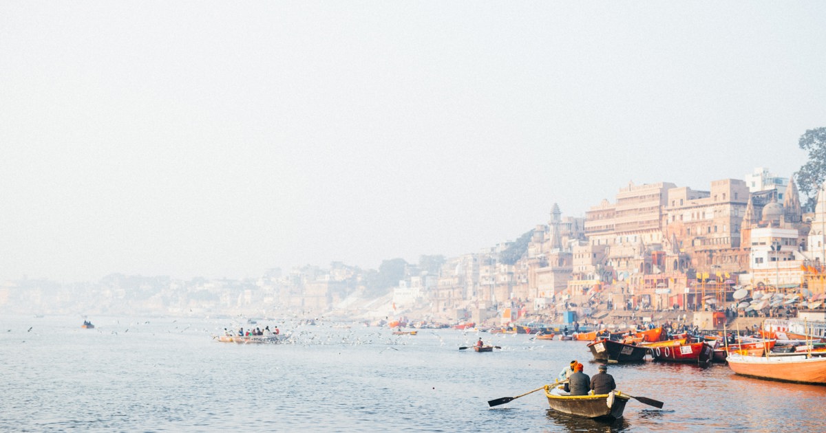 Bådtur på Ganges floden og Buddhas første lærdom
